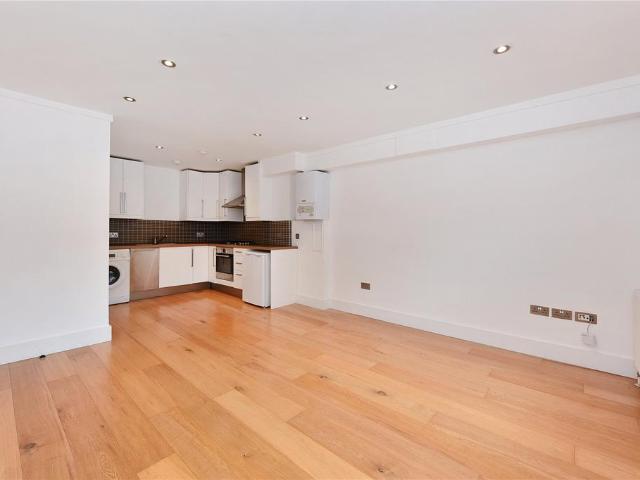 Holloway Road, London N7 1 bed apartment to rent £2,275 pcm £525 pw