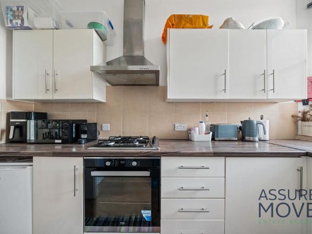 Holloway Road, London, N7 2 bed apartment to rent £2,350 pcm £542 pw
