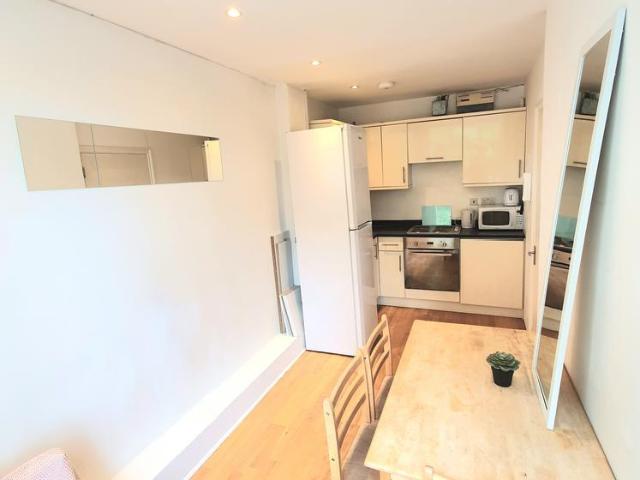 Holloway Road, London N7 3 bed flat to rent £2,700 pcm £623 pw
