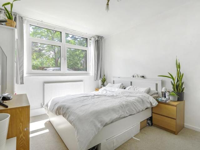 Holly Tree Close, London, SW19 2 bed flat to rent £2,000 pcm £462 pw