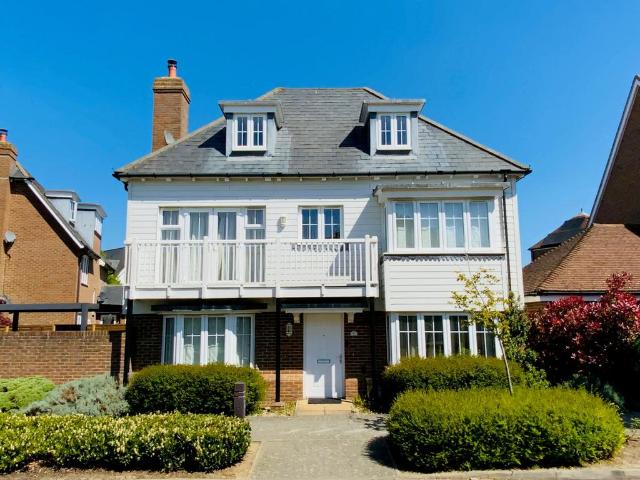 Holly Way, Kings Hill, ME19 5 bed detached house to rent £2,900 pcm £669 pw