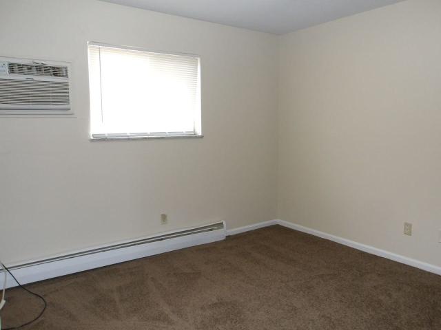 Holly Apts 1 Bedroom Apartment for Rent at 3210 Chinquapin Ln, Louisville, KY 40219 Newburg