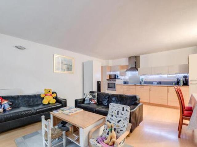 Holly Court, West Parkside, 2 Bedroom Flat