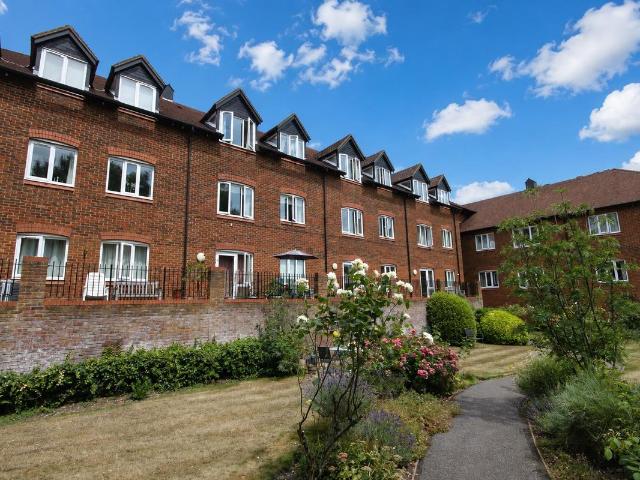 Holly Court, Leatherhead KT22, 2 bed flat to rent, £1,350 pcm | PrimeLocation