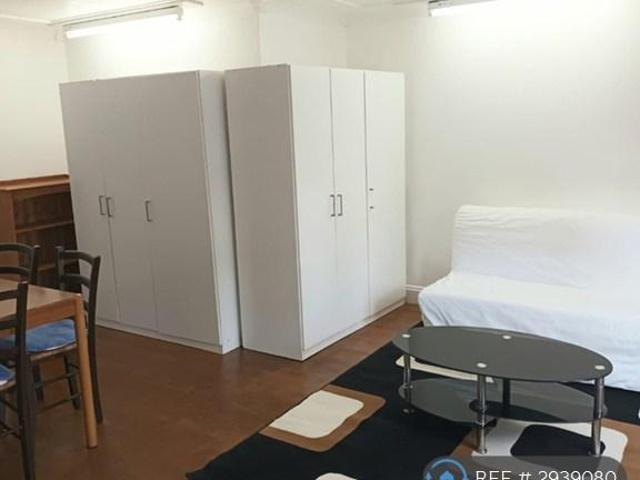 Holly Court, London, E13 2 bed flat to rent £1,850 pcm £427 pw