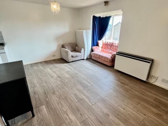 Holly Gardens, West Drayton UB7, Studio to rent, £900 pcm | PrimeLocation