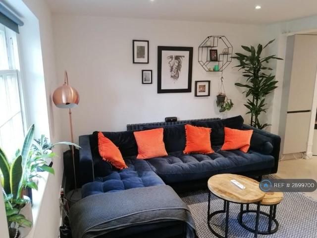 Holly Grove, London, SE15 2 bed flat to rent £2,750 pcm £635 pw