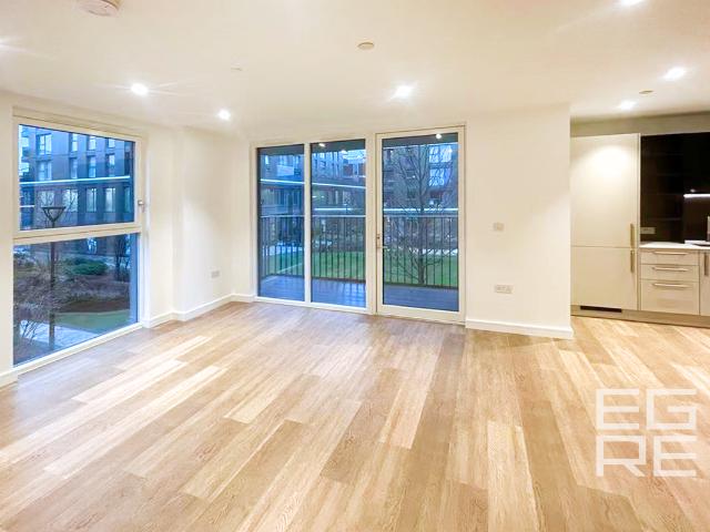 Holly House, Surrey TW18, 2 bed flat to rent, £2,100 pcm | PrimeLocation