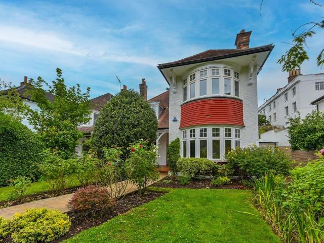 Holly Lodge Gardens, Highgate. 4 bed house to rent £10,998 pcm £2,538 pw