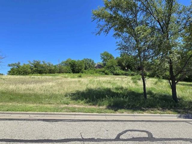 Holly Ln, Salina, KS 67401