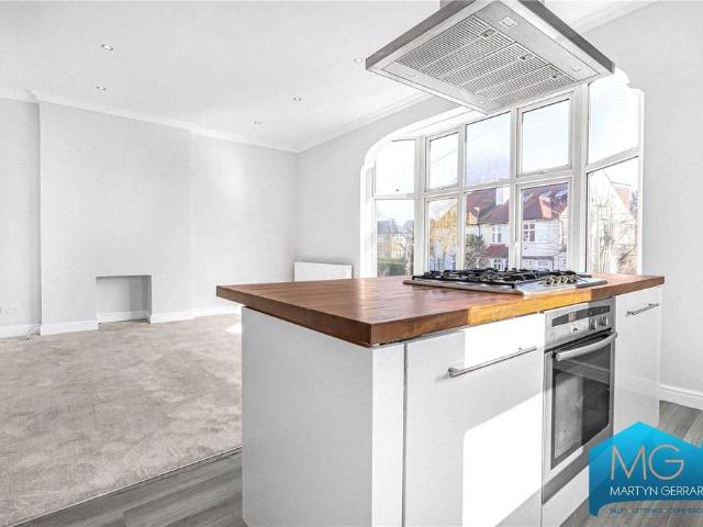 Holly Park Gardens, London, N3 2 bed apartment to rent £2,400 pcm £554 pw
