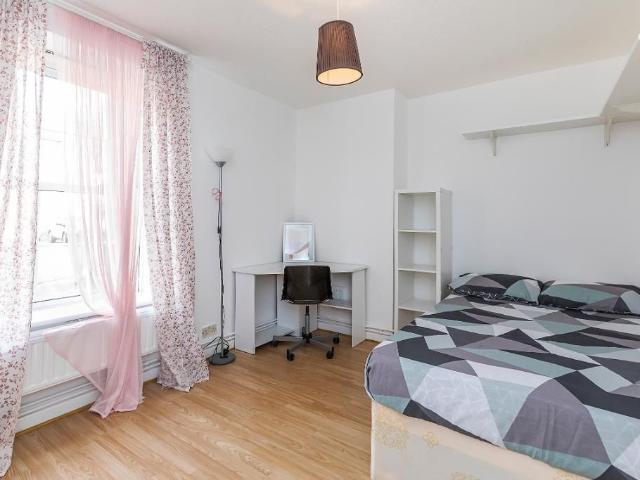 Hollybush Gardens, London E2, 4 bed flat to rent, £3,250 pcm | PrimeLocation