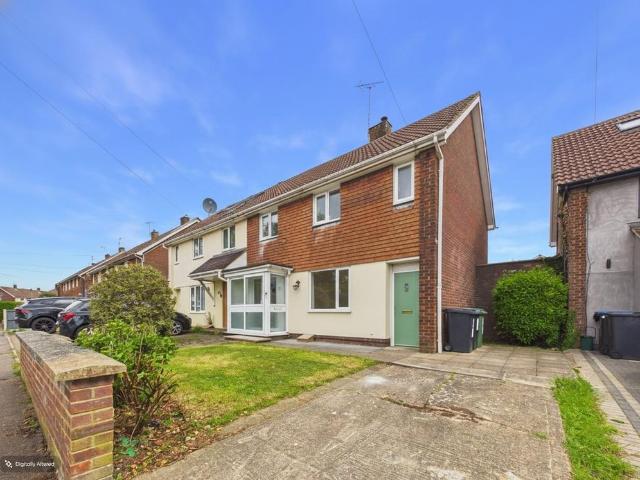 Hollybush Lane, Hemel Hempstead. 3 bed semi detached house to rent £2,250 pcm £519 pw