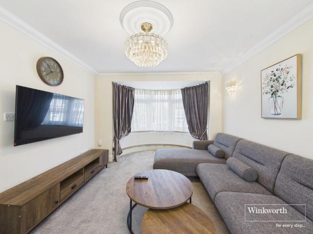 Hollycroft Avenue, Wembley HA9 3 bed apartment to rent £2,300 pcm £531 pw
