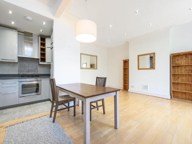 Hollycroft Avenue, Hampstead, London. 2 bed flat to rent £2,860 pcm £660 pw