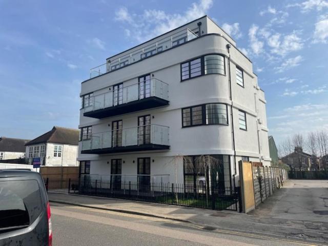 Hollyfield Road, Surbiton KT5 3 bed apartment to rent £2,600 pcm £600 pw