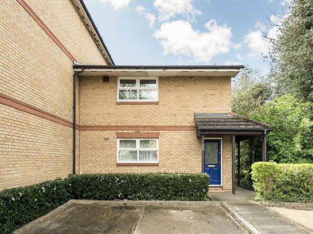 Hollygrove Close, Hounslow TW3, 2 bed flat to rent, £1,900 pcm | PrimeLocation