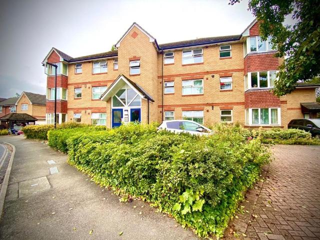 Hollygrove Close, Hounslow 2 bed apartment to rent £1,850 pcm £427 pw