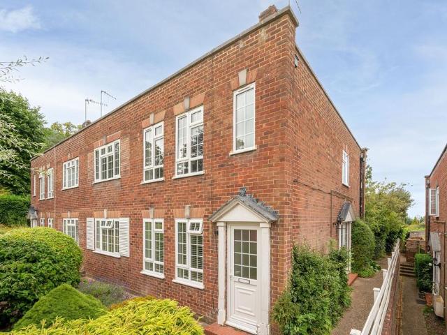 Hollygrove, WD23, Bushey, WD23 2 bed flat to rent £2,195 pcm £507 pw