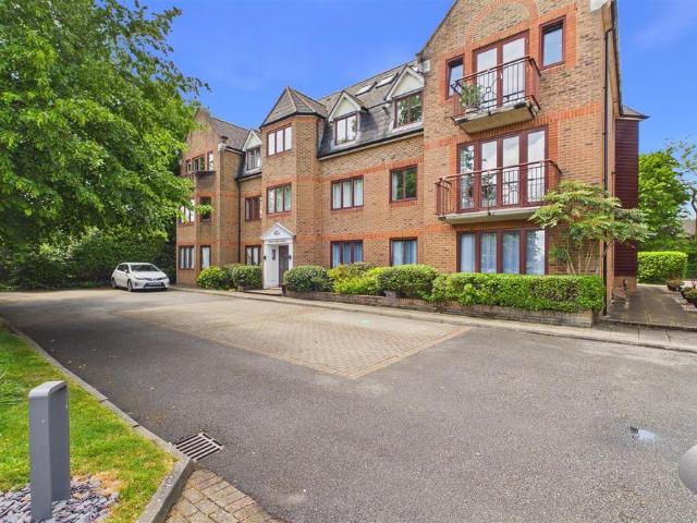 Hollytree Lodge, The Ridgeway, Enfield EN2, 1 bed flat to rent, £1,500 pcm | PrimeLocation