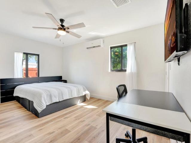 Hollywood House Centrally Located Rooms for Rent N