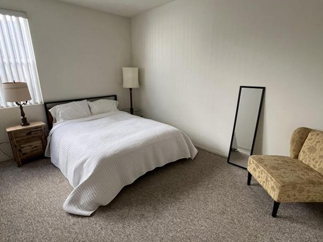 Hollywood Hills 2B/2B | Private Bath |Parking Incl