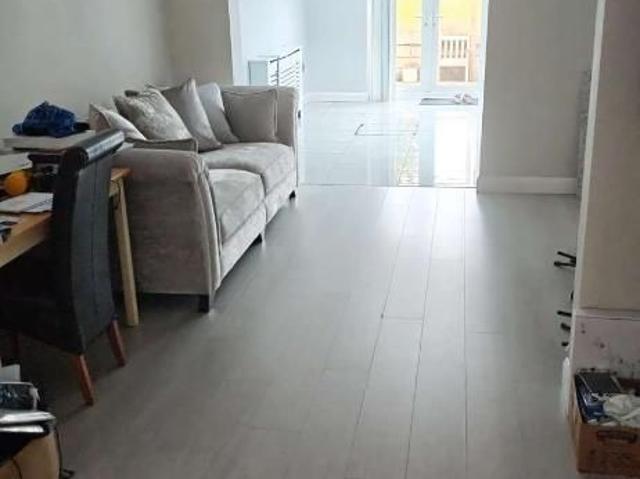 Hollywood Lane Wainscott Rochester, ME3