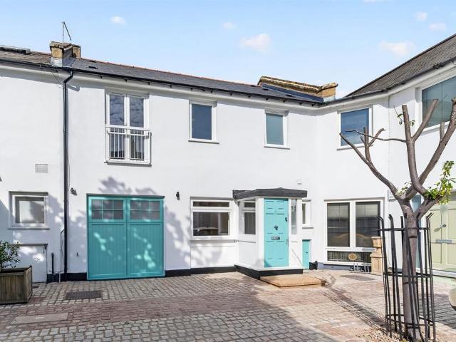 Hollywood Mews, Chelsea SW10 3 bed mews to rent £4,983 pcm £1,150 pw