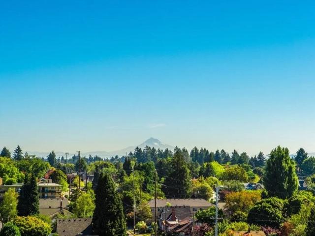 Hollywood Towne House 2 Bedroom Apartment for Rent at 4265 Ne Halsey St, Portland, OR 97213 Hollywood