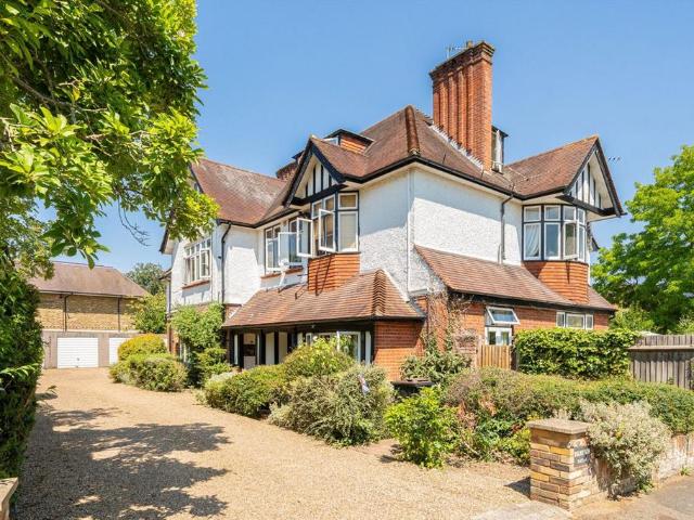 Holm Close, Addlestone KT15 2 bed flat to rent £1,650 pcm £381 pw