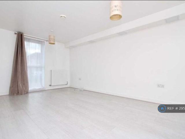 Holman Court, Ipswich, IP2 2 bed flat to rent £1,150 pcm £265 pw