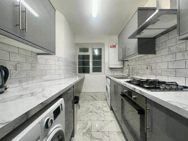Holmbury Court, Upper Tooting Road. 3 bed flat to rent £2,500 pcm £577 pw