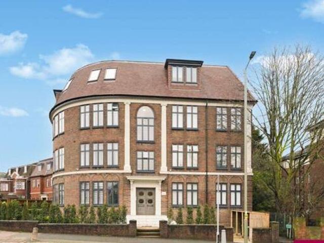 Holmbush Court, Brent Street, 2 Bedroom Flat