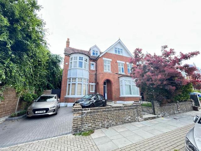 Holmbush Road, London, SW15 2 bed apartment to rent £2,500 pcm £577 pw