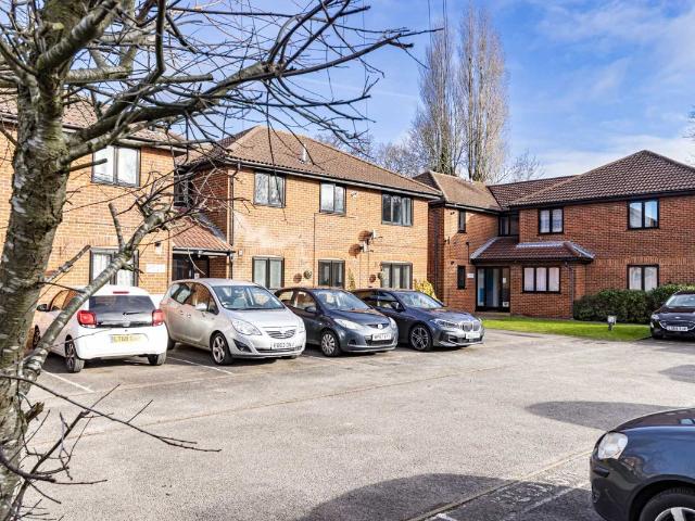 Holme Place, Hemel Hempstead, Hertfordshire HP2, 2 bed flat to rent, £1,350 pcm | PrimeLocation