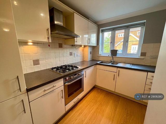 Holmefield Place, New Haw. 2 bed flat to rent £1,650 pcm £381 pw