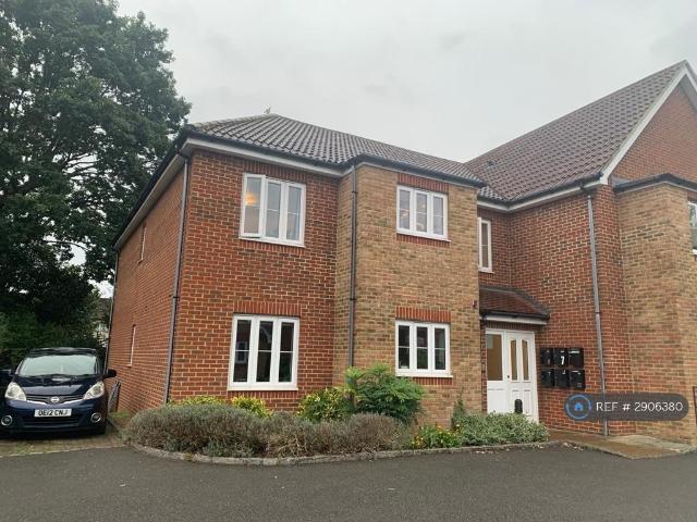 Holmefield Place, New Haw. 2 bed flat to rent £1,650 pcm £381 pw