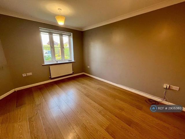 Holmefield Place, New Haw. 2 bed flat to rent £1,650 pcm £381 pw