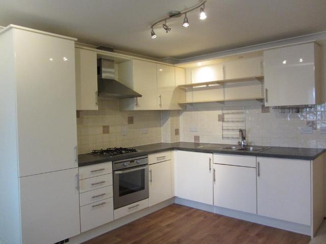Holmefield Place, New Haw KT15 2 bed apartment to rent £1,600 pcm £369 pw