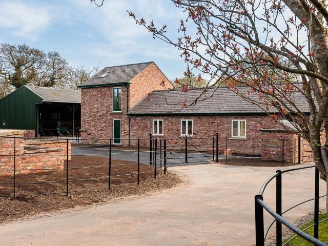Holmes Chapel Road, Over Peover 2 bed barn conversion to rent £1,950 pcm £450 pw