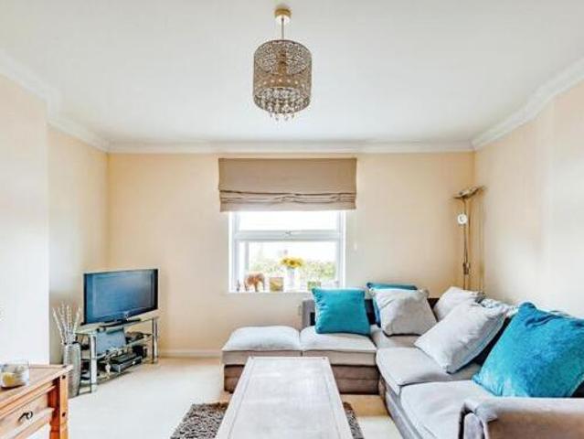 Holmesdale Road, Reigate, 2 Bedroom Flat