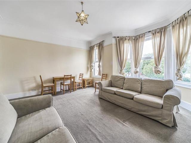 Holmewood Gardens, London, SW2 3 bed flat to rent £2,600 pcm £600 pw