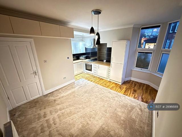 Holmhead Place, Glasgow, G44 2 bed flat to rent £1,050 pcm £242 pw