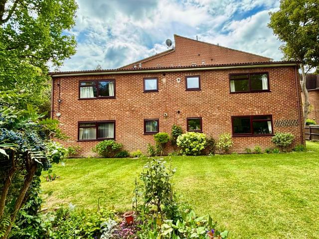 Holmoaks House, Beckenham BR3, 1 bed flat to rent, £1,200 pcm | PrimeLocation
