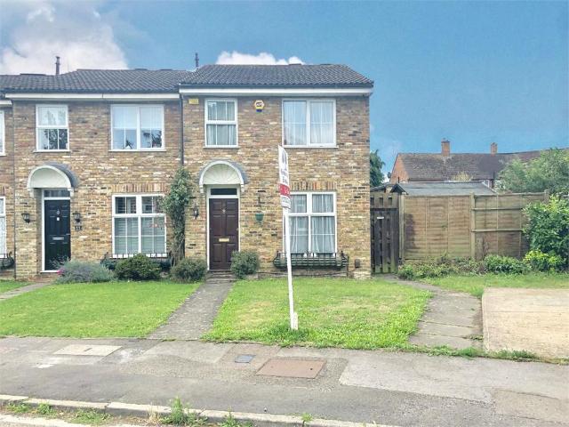 Holmsdale Close, Iver SL0 3 bed end of terrace house to rent £1,900 pcm £438 pw