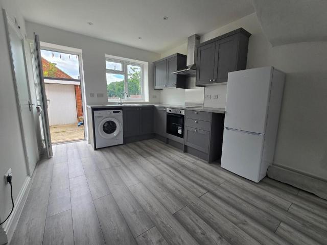 Holmside Rise, Watford. 2 bed apartment to rent £1,750 pcm £404 pw