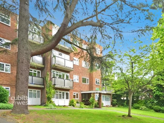 Holmwood Gardens Wallington SM6 2 bed apartment to rent £1,600 pcm £369 pw