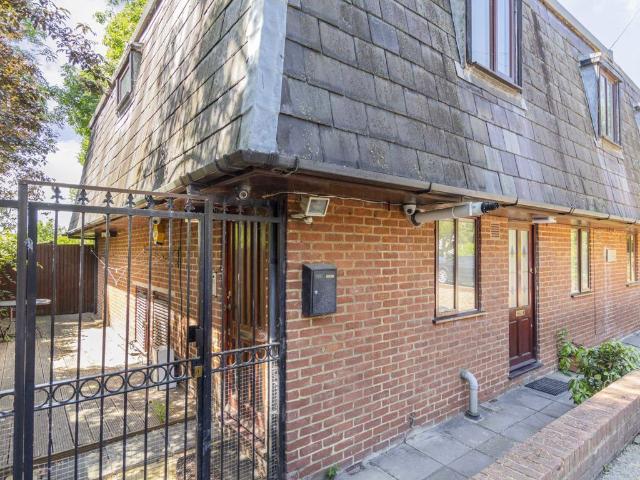 Hopton Road, Streatham SW16, 2 bed flat to rent, £2,200 pcm | PrimeLocation