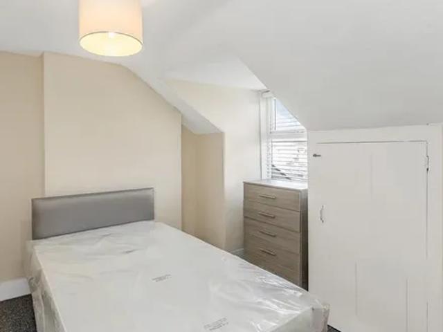 Hope Lodge, High Road, London, E18 2QN, United Kingdom | Room for rent #165747178 | Rentberry