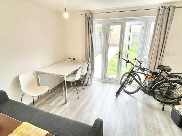 Bright and well maintained 4 bed House Share Double